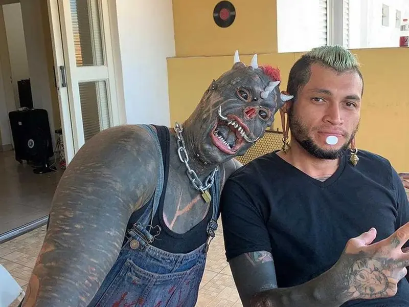 Cuernos, colmillos… Michel se transformó el ‘satán humano’ | Excélsior