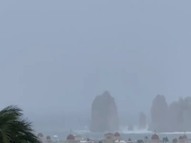 ¡Impresionante! Captan tromba marina en Los Cabos por efectos del ...