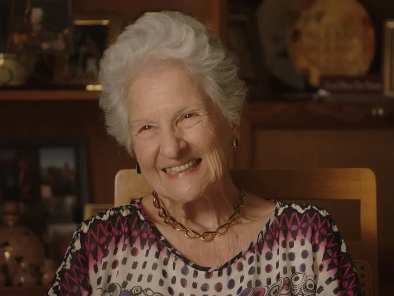 Ella es Ángela Álvarez, la cantante de 95 años que va por un Latin ...