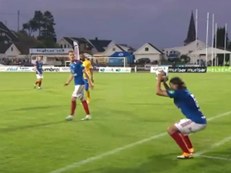 ¿Cómo no se les ocurrió antes? Futbolista inventa saque de banda