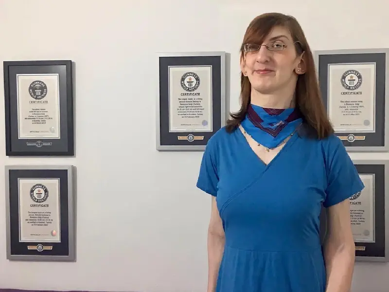 ¡Logró volar por primera vez! La mujer más alta del mundo usa avión por ...