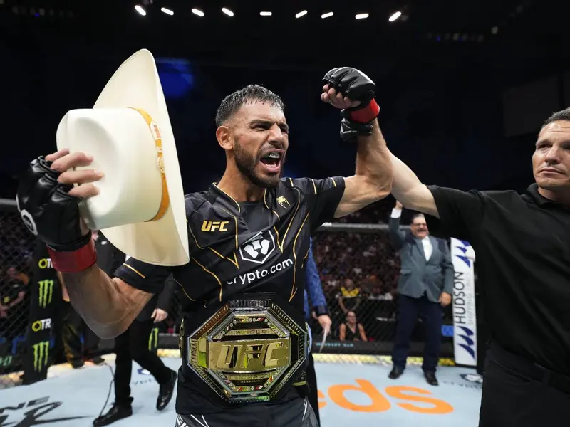 Pantera da cátedra y se convierte en segundo mexicano campeón del UFC