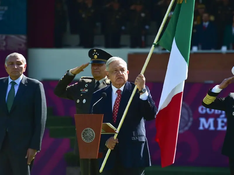 AMLO y Santiago Creel: Bandera representa a todos