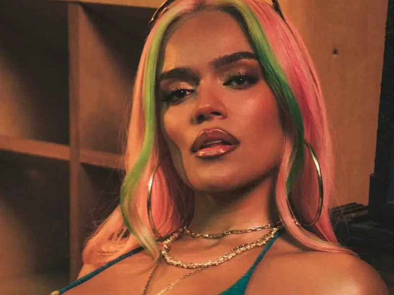 Karol G detiene su concierto para felicitar a su novio Feid y enternece ...