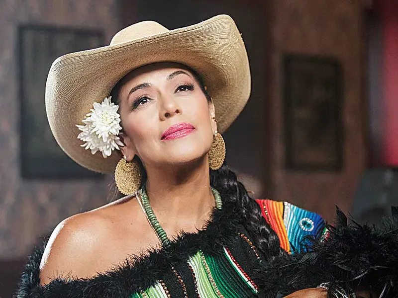 Lila Downs sana con música