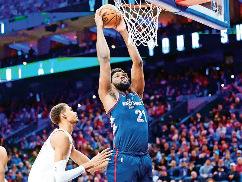 Embiid deslumbra y tiene paso de leyenda en la NBA