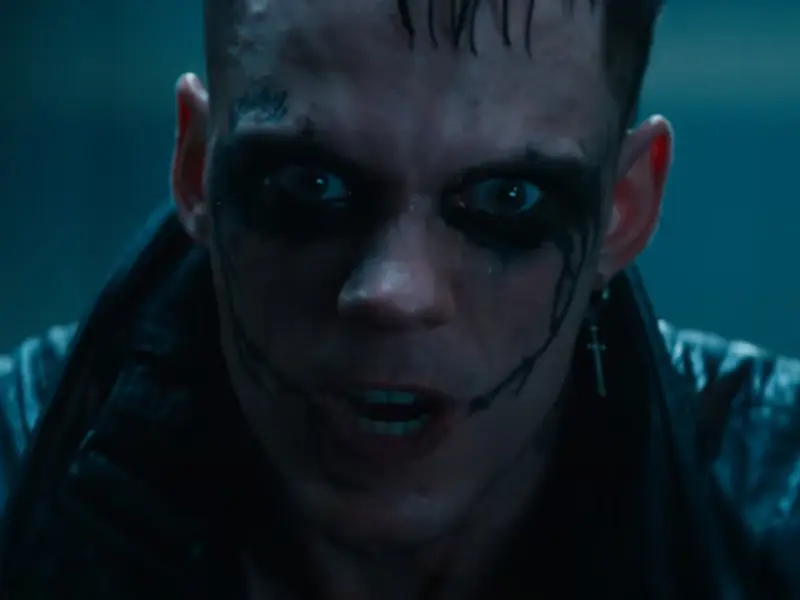El tráiler de película El Cuervo revela actuación de Bill Skarsgård