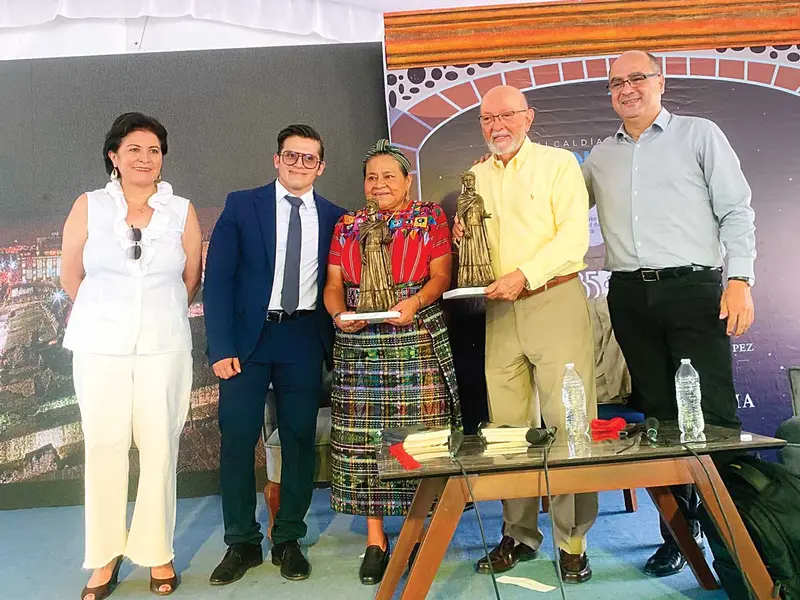 Rinden homenaje a Matos y a Menchú en la Feria internacional del Libro ...