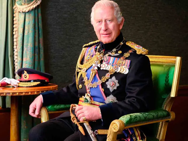 El Palacio de Buckingham revela un nuevo retrato del rey Carlos en ...