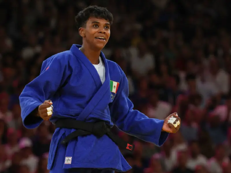 Mexicanos festejan en París la medalla de plata de Prisca Awiti