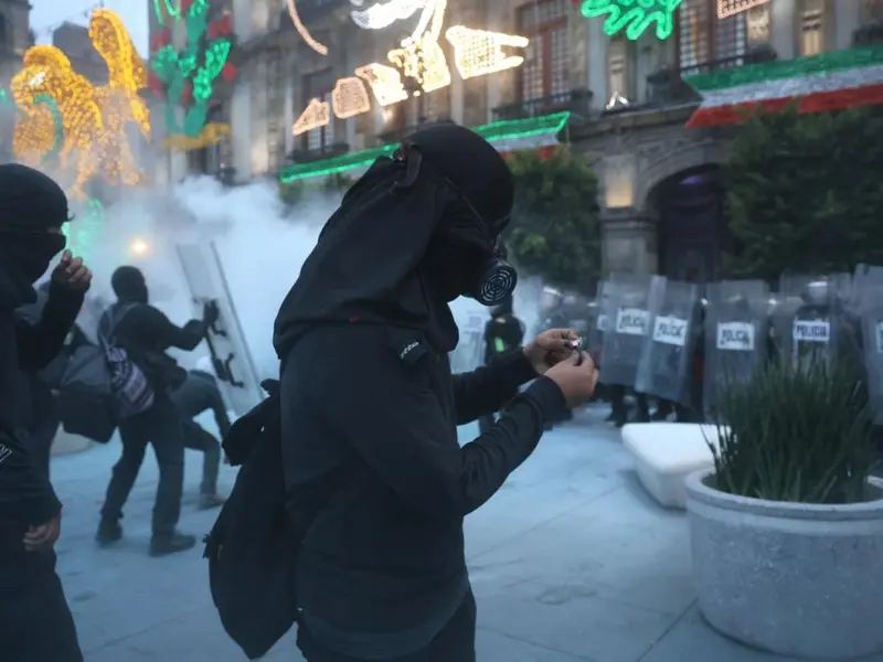 Bloque Negro ‘golpea’ otra vez negocios en marcha por 2 de Octubre en CDMX