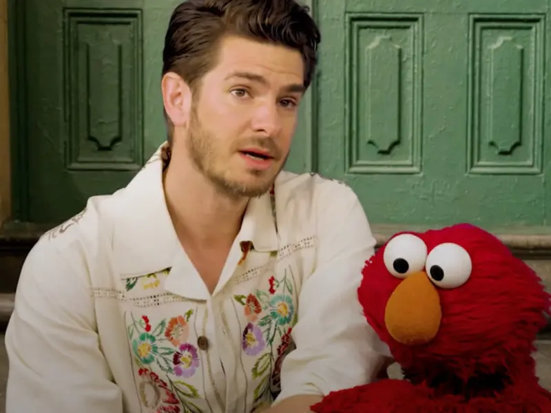 Andrew Garfield habló con Elmo sobre la muerte de su mamá