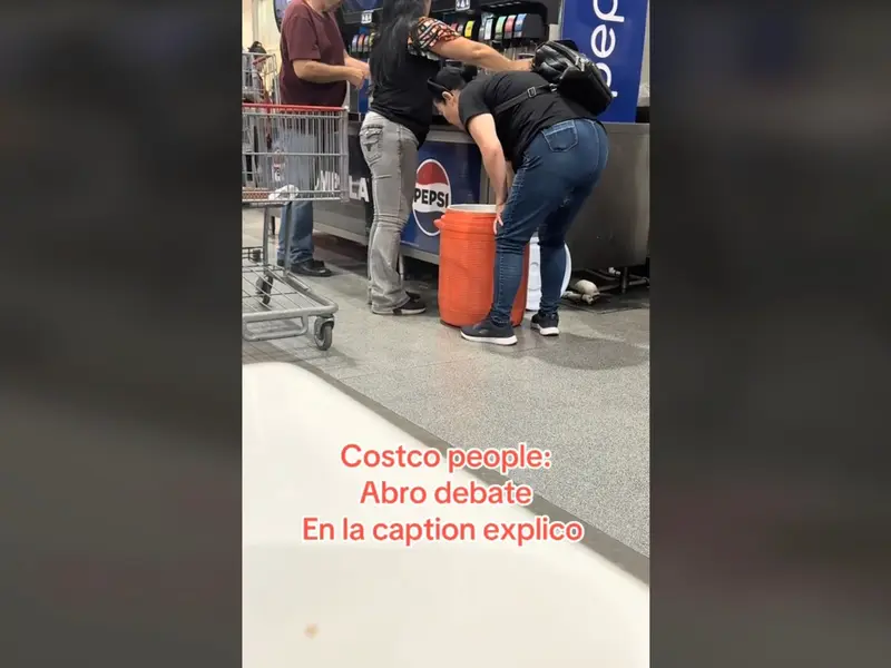 Video: Señoras llenan termo con refresco en Costco
