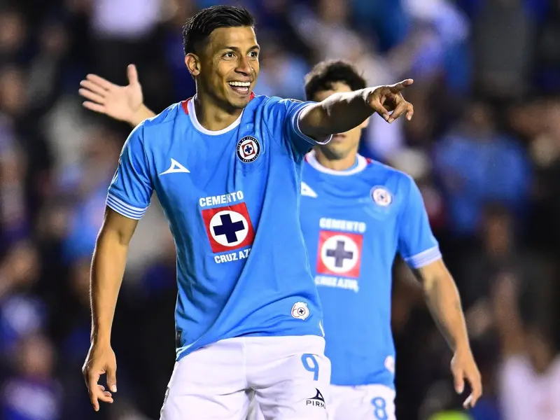 Cruz Azul impone récord de puntos en Liga MX con gol al 90+7'