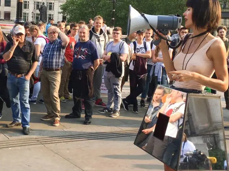 Quién es milo moiré artista con mirror box tocar partes íntimas