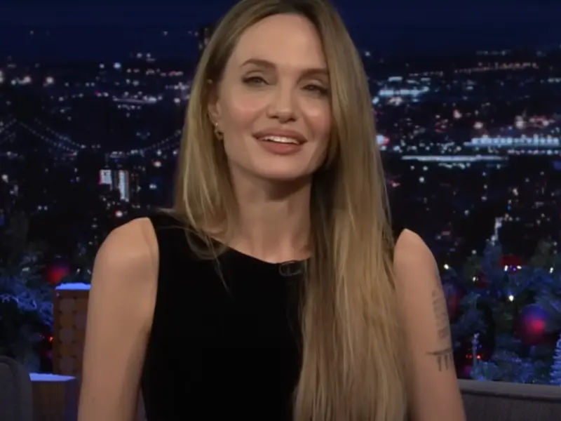 Angelina Jolie aparece descalza y nerviosa en programa de Jimmy Fallon