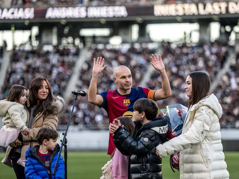 Iniesta se ‘despide’ ante 45,000 espectadores en Tokio