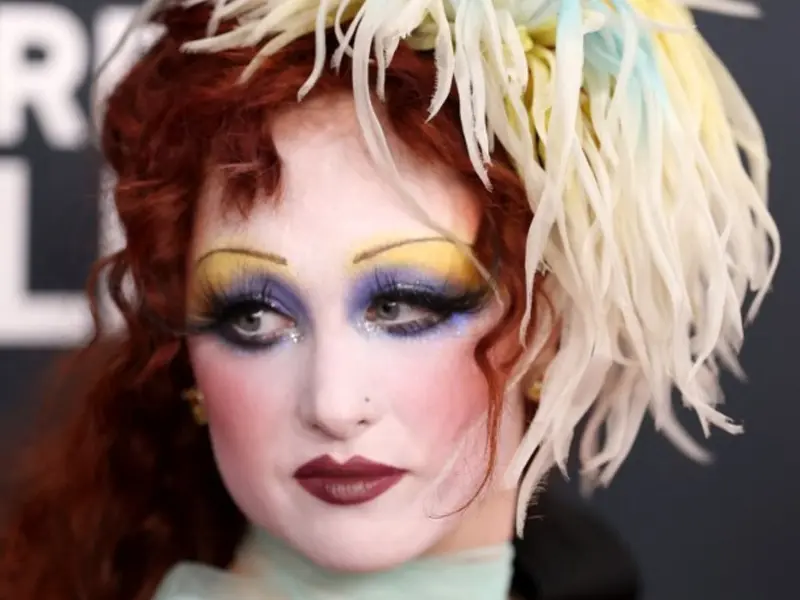 Chappell Roan defiende a la comunidad trans en los Grammy 2025