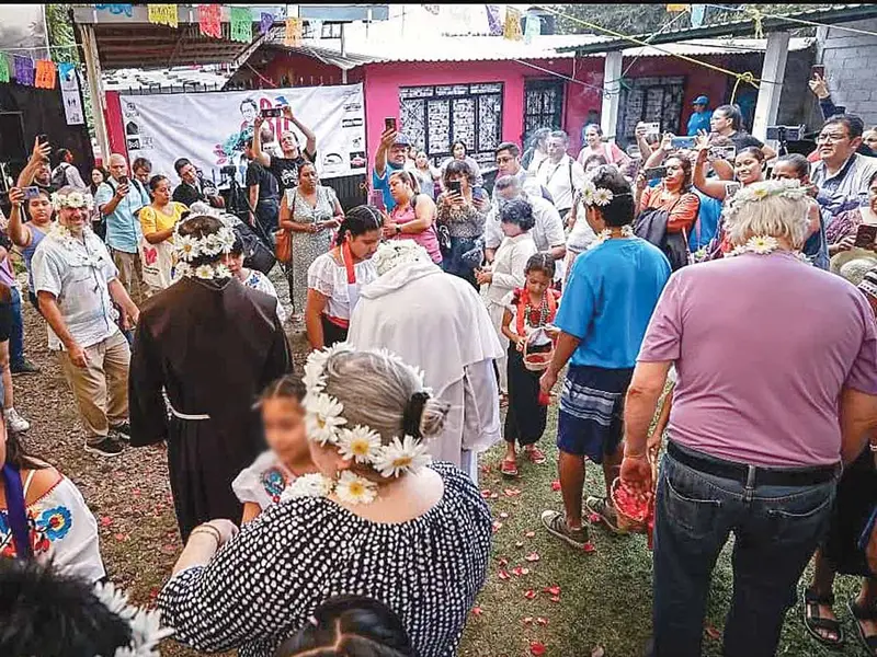 Homenajean a Las Patronas; 30 años calmando la sed a migrantes en Veracruz
