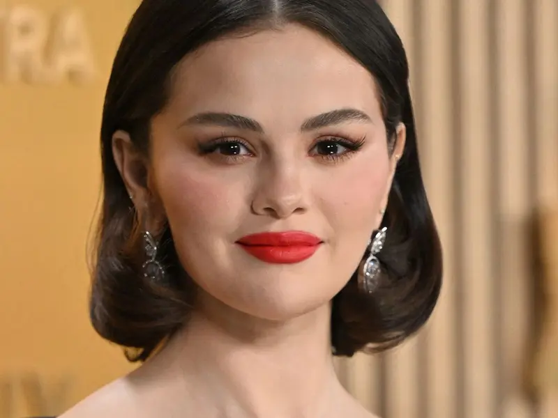 Selena Gomez deslumbra en los Premios SAG 2025 con un elegante vestido