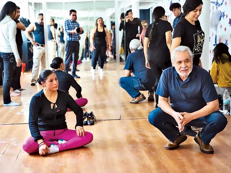 Discuten y revisan la danza folklórica