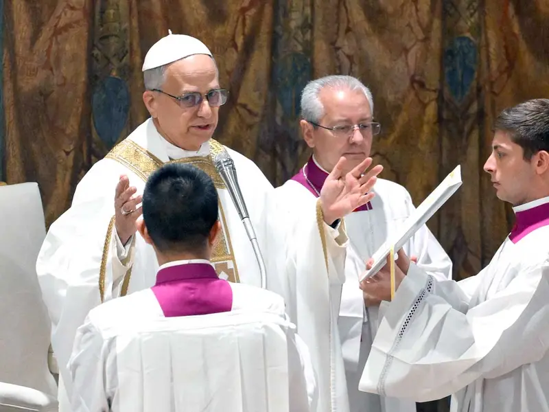 León XIV denuncia el declive de la fe en favor del "dinero o el poder"