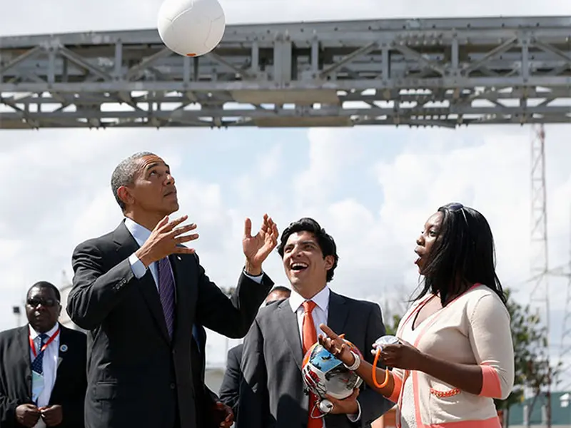 Barack Obama juega futbol | Excélsior