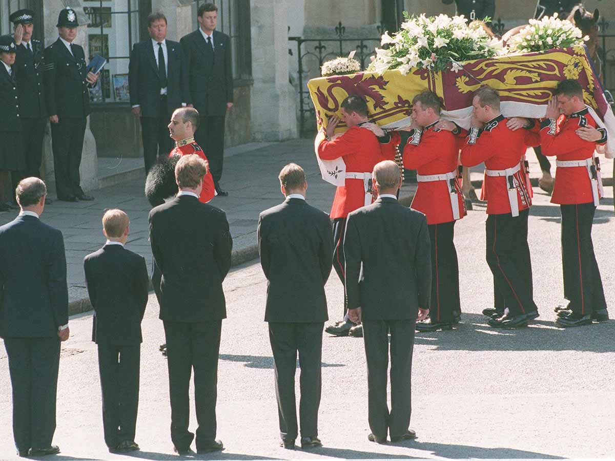 Video: Así fue el funeral de Lady Di; miles asistieron a su "último adiós"