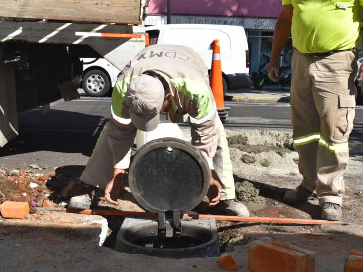 Atienden 4 mil 492 reportes de tapas de coladeras y registros en CDMX