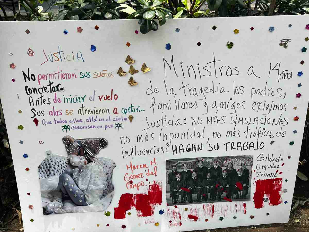 A 14 años de la Guardería ABC, vuelven a colocar cruces afuera de la SCJN