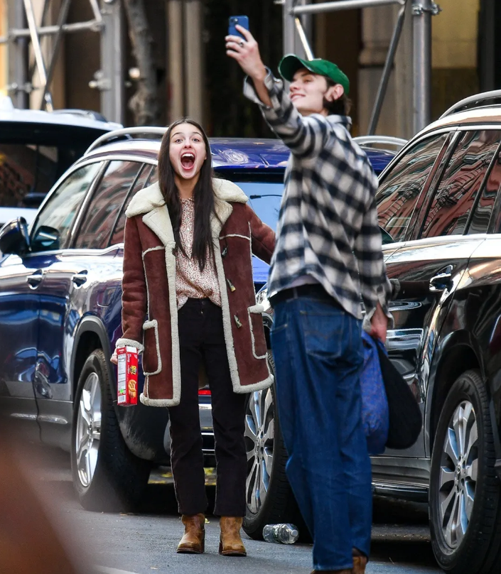 Olivia Rodrigo es captada besando a Louis Partridge ¿qué tiene que ver ...
