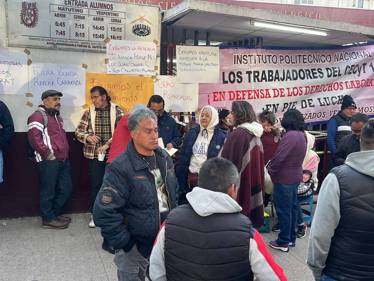 Maestros de la Voca 10 del IPN cierran escuela por acoso laboral