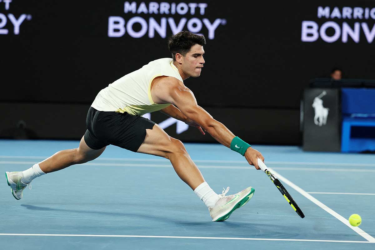 Carlos Alcaraz muestra carácter en su debut en el Abierto de Australia 2024