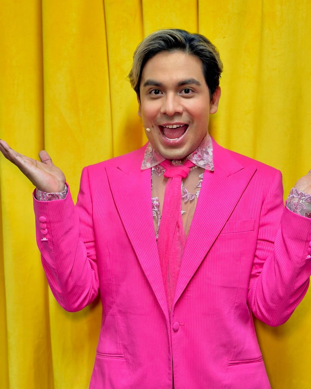 VIDEO: Ricardo Peralta es abucheado en premiere de Wicked; influencer ...