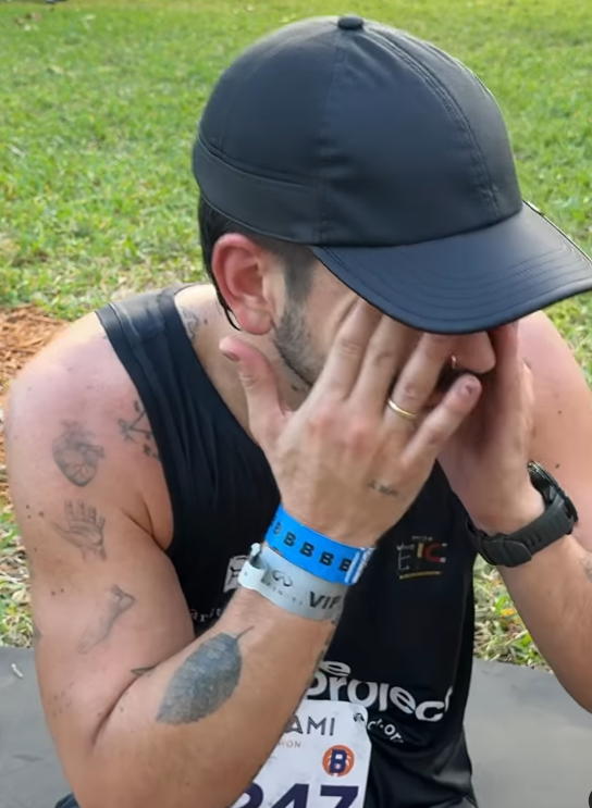 Camilo llora tras correr primer medio maratón en Miami