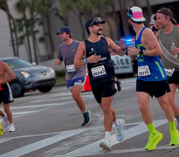Camilo llora tras correr primer medio maratón en Miami