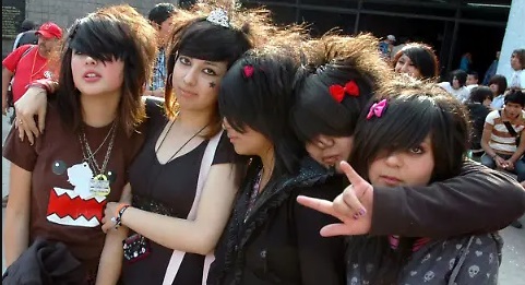 Pelea de emos contra punks: así fue el enfrentamiento que hizo historia