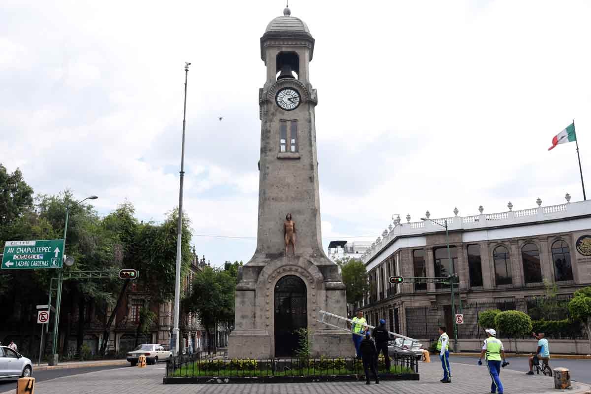 Hombre desnudo escala Reloj Chino de Bucareli