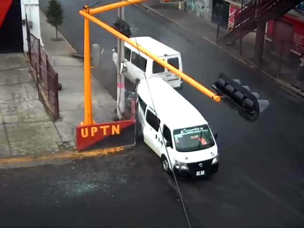 Captan fatal choque de 'combis' en Neza; muere pasajera