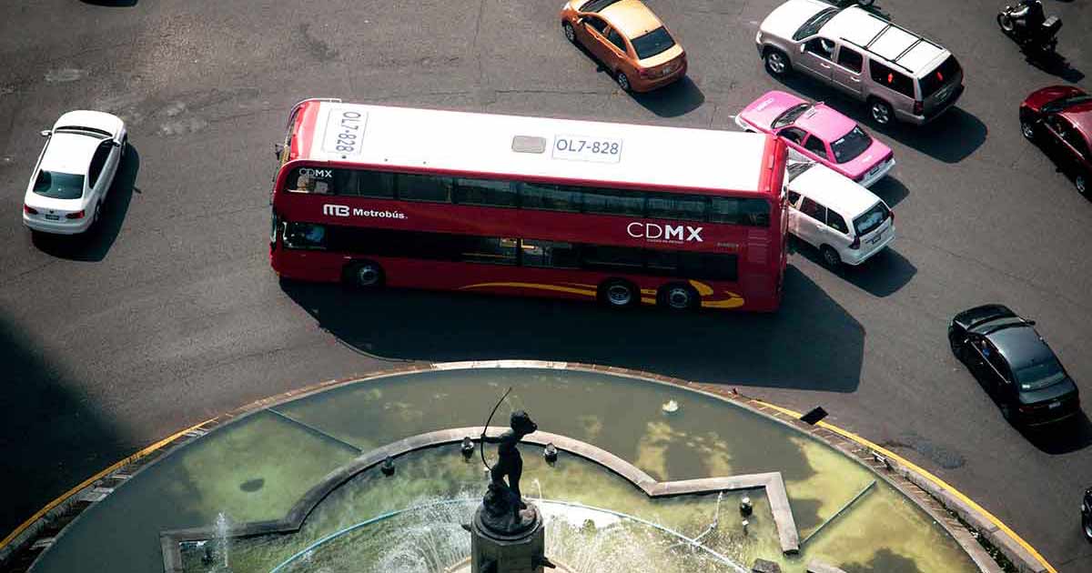 ¡Cuidado con la multa! Hoy no circulan vehículos con engomado rojo