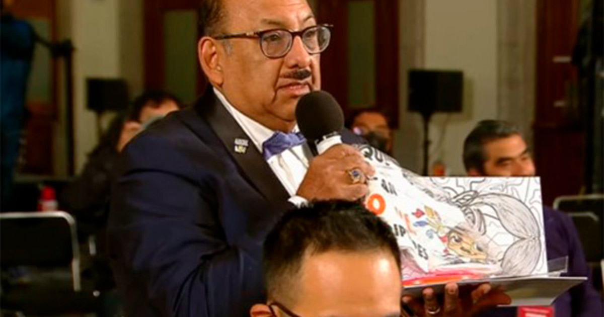 Reportero da kit de año nuevo al Presidente en la mañanera