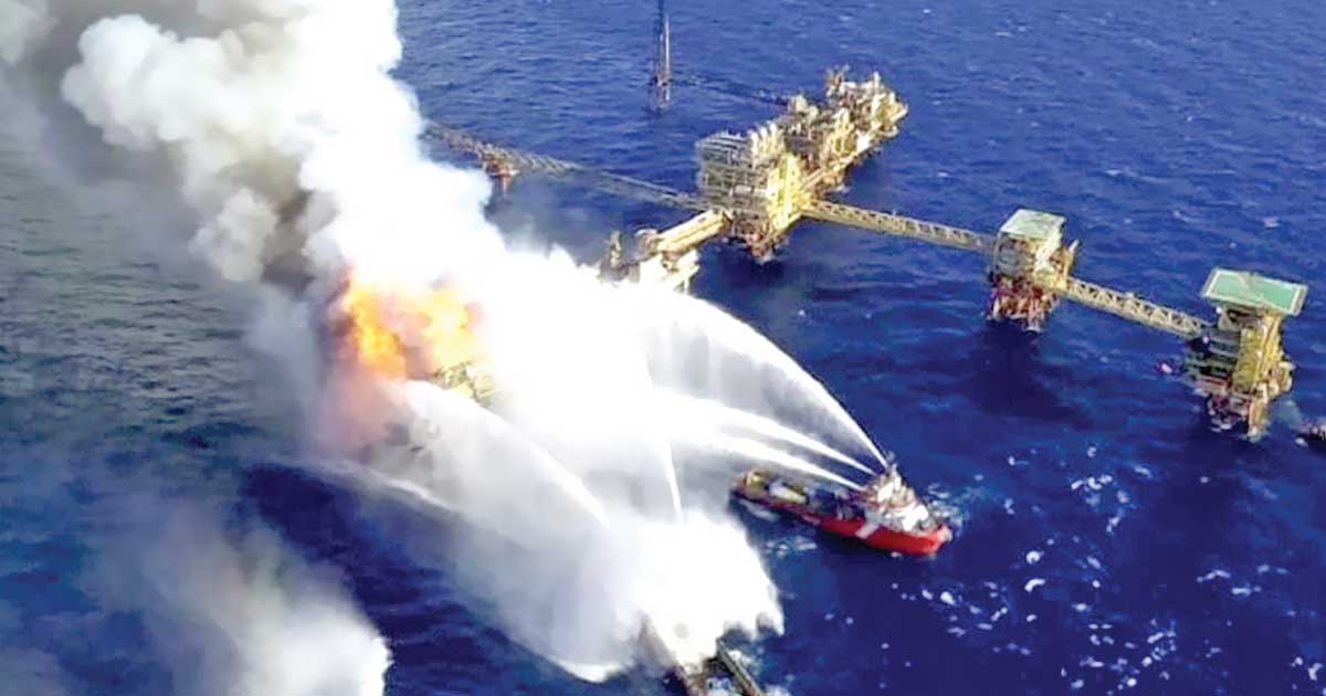 Incendio en Pemex afecta producción; hay dos muertos y un desaparecido