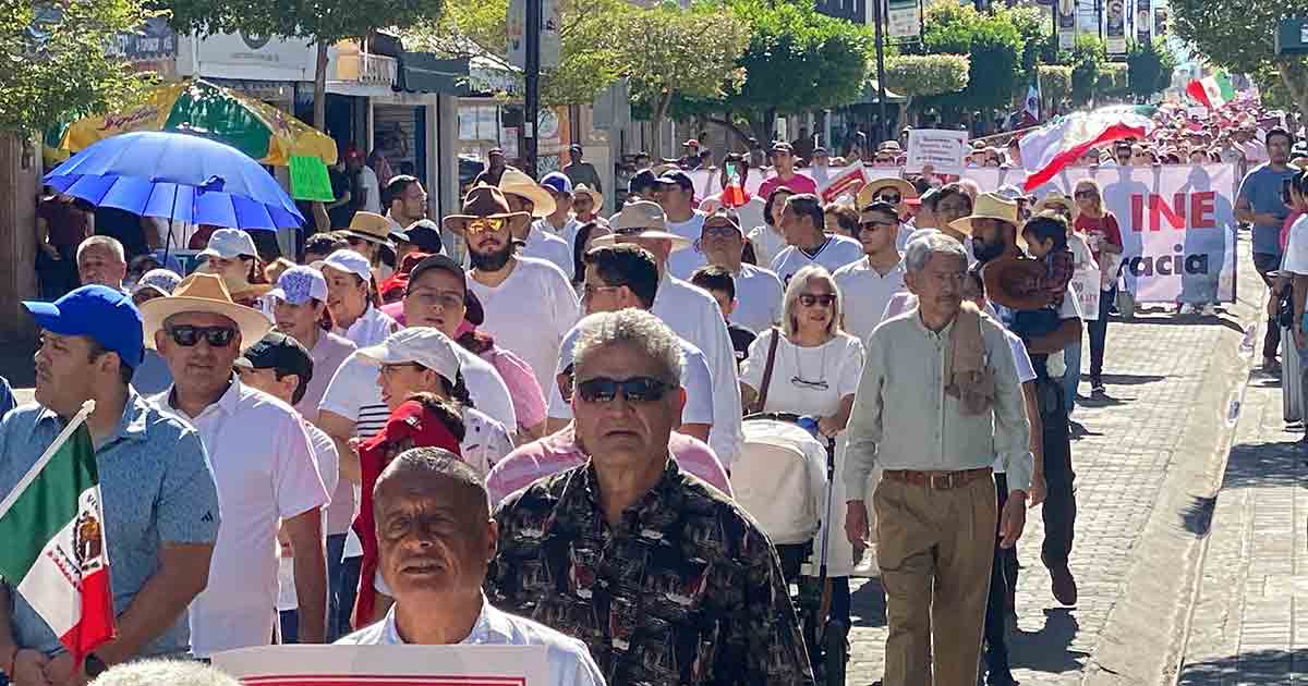 Marchan más 5 mil personas en Colima en defensa de la democracia