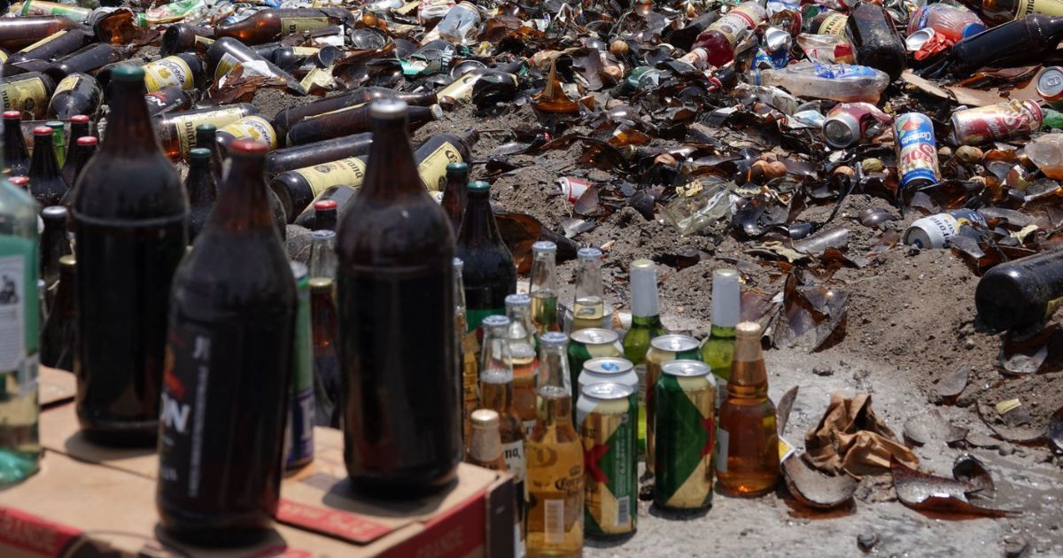 Destruyen dos toneladas de alcohol decomisado en chelerías de Coyoacán