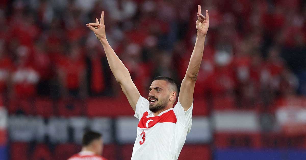 Defensa de Turquía es suspendido dos partidos por su polémico gesto