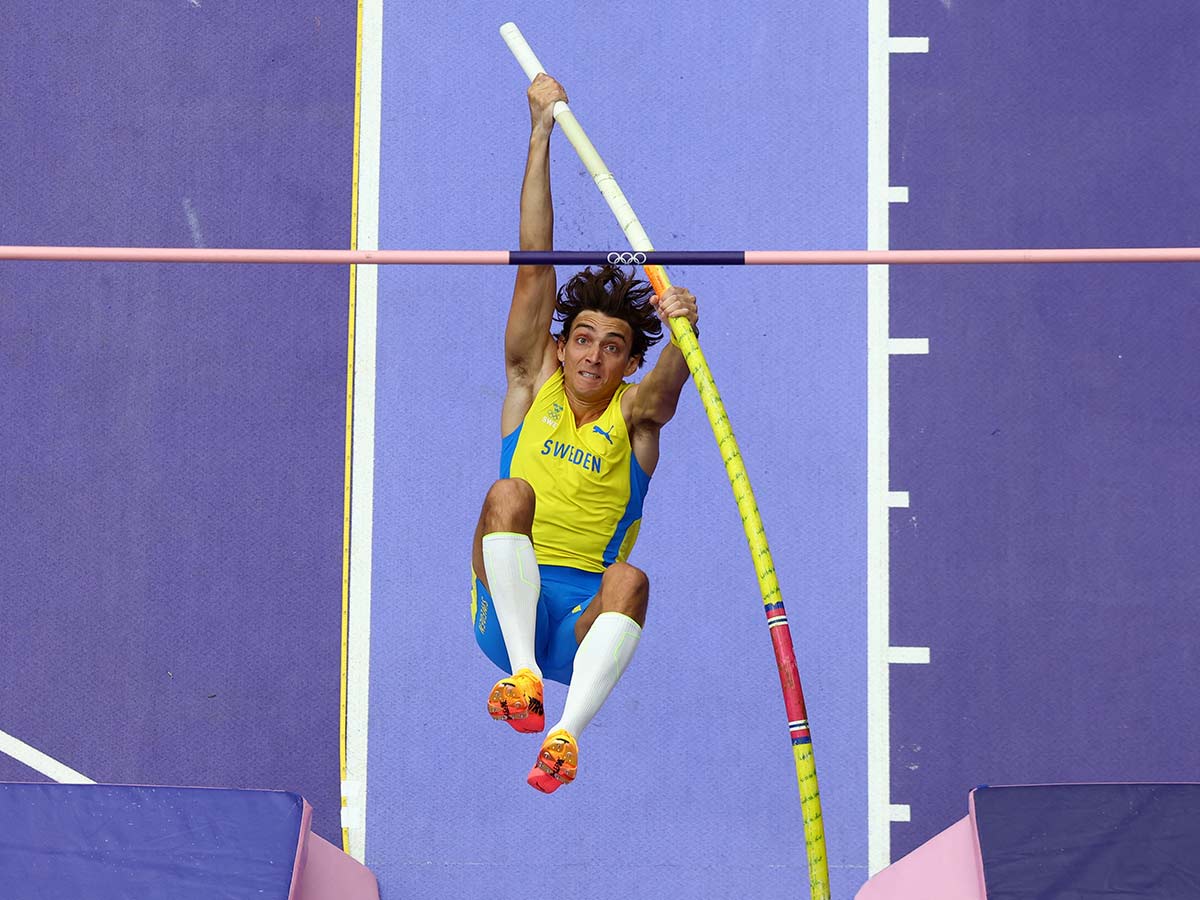 Armand Duplantis domina y va a la final de garrocha en París