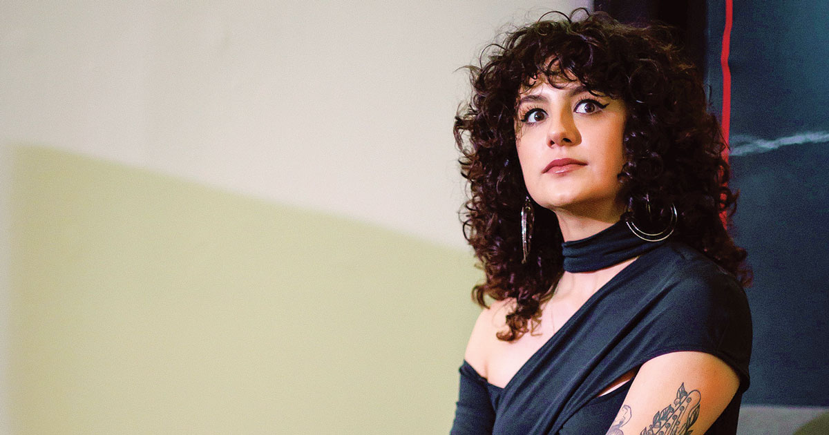 Renee, una artista emergente que redefine su música y lucha contra los ...