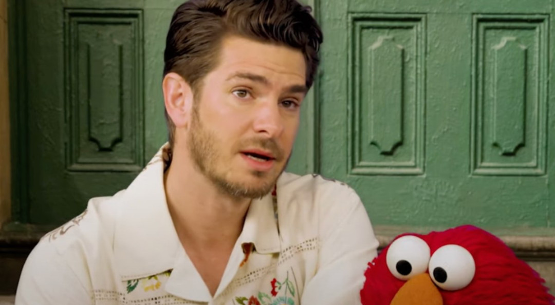 Andrew Garfield habló con Elmo sobre la muerte de su mamá